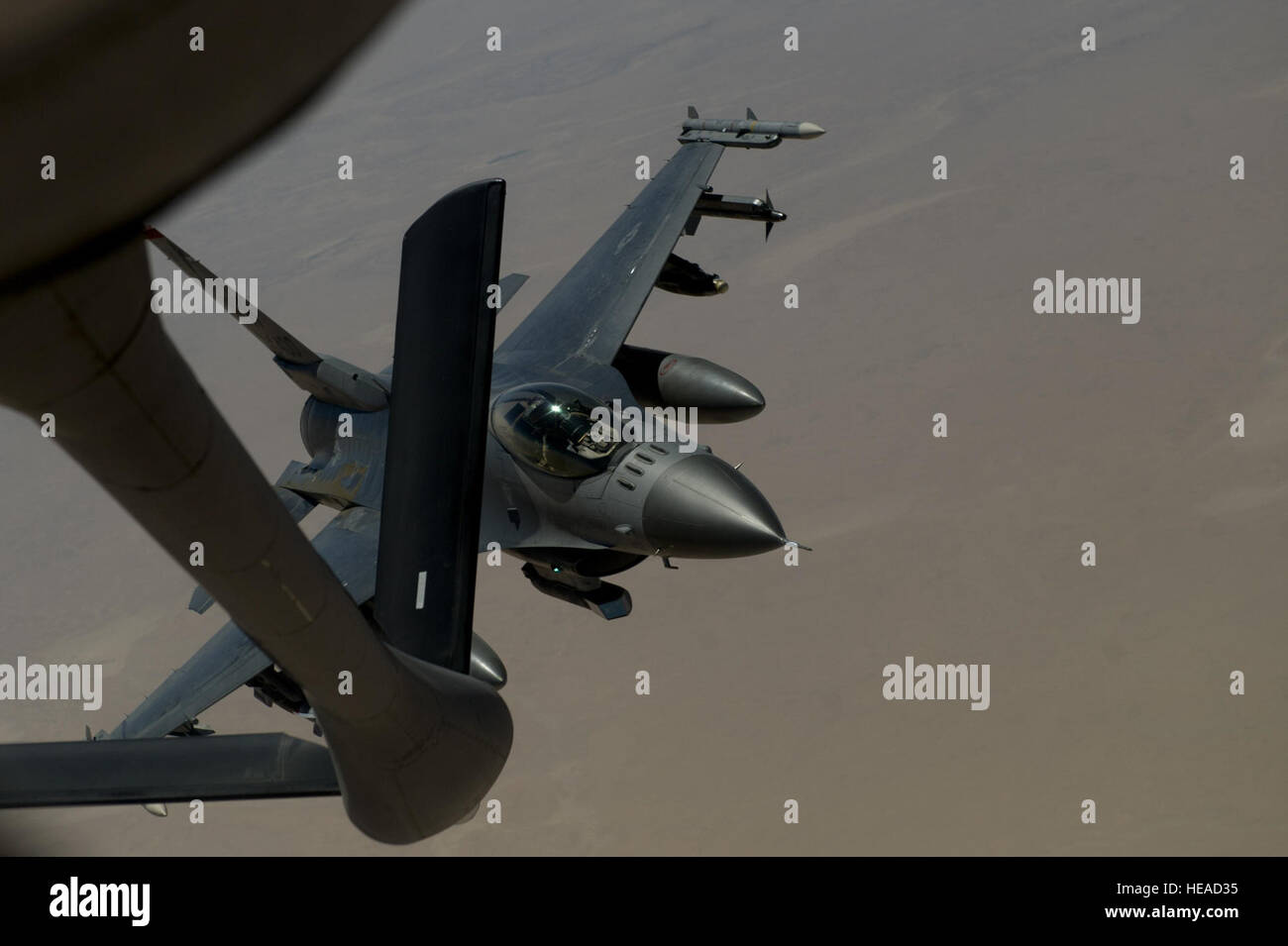 An F-16 Fighting Falcon moves into place in order to be refueled by a ...