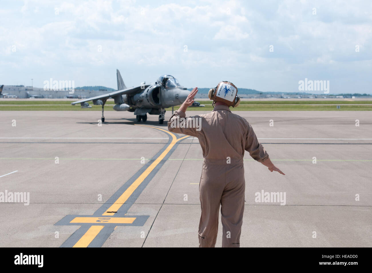 A U.S. Marine Corps crew chief from the 203rd Vertical Marine Attack ...