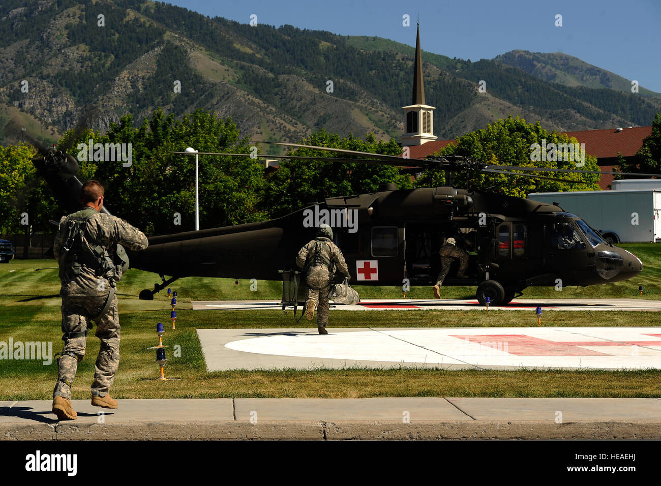 Utah Army National Guard soldiers with the 2-211 Aviation Battalion and ...