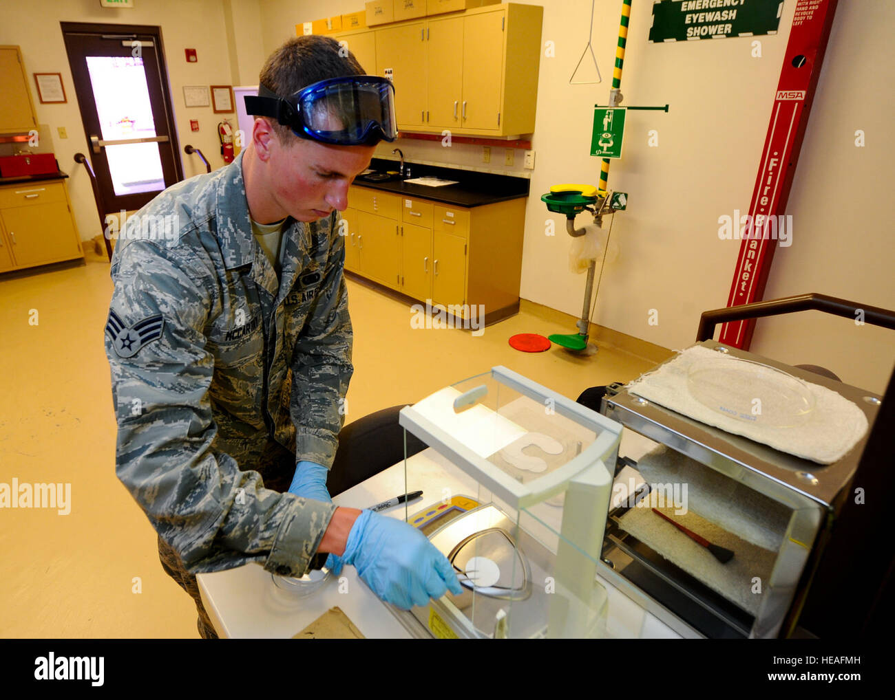 Air force logistics personnel hi-res stock photography and images - Alamy