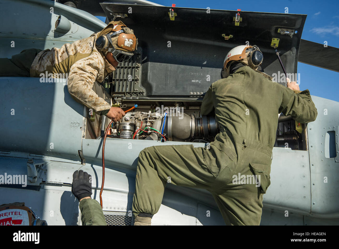Flight line mechanics hi-res stock photography and images - Alamy