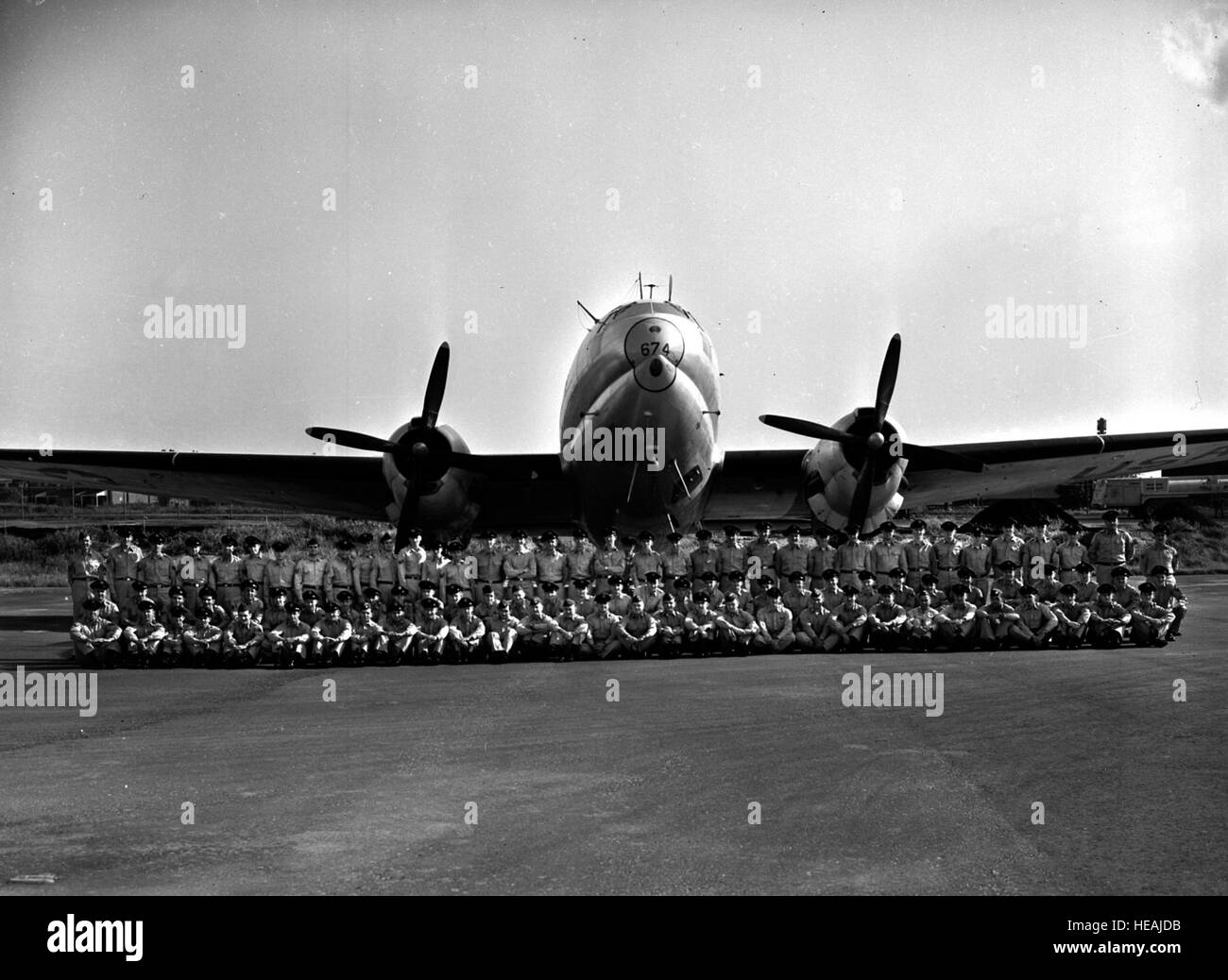 Soldiers complete parachute jumps hi-res stock photography and images ...