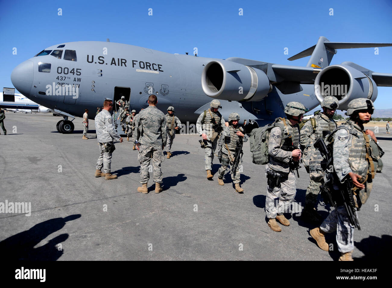 U s air force airmen arriving hi-res stock photography and images - Alamy