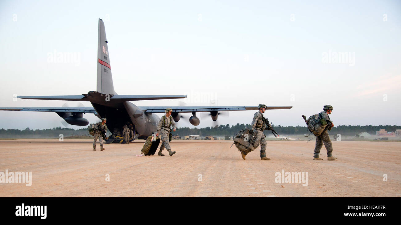 Military personnel prepare field hi-res stock photography and images ...