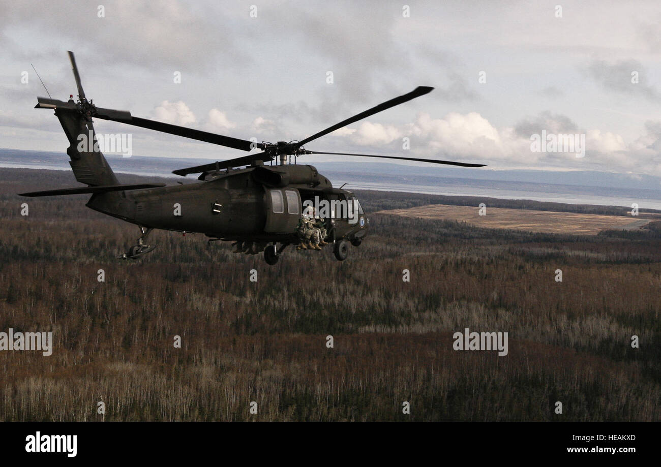 Soldiers attending the Mobile Pathfinder Course descend upon Malamute ...