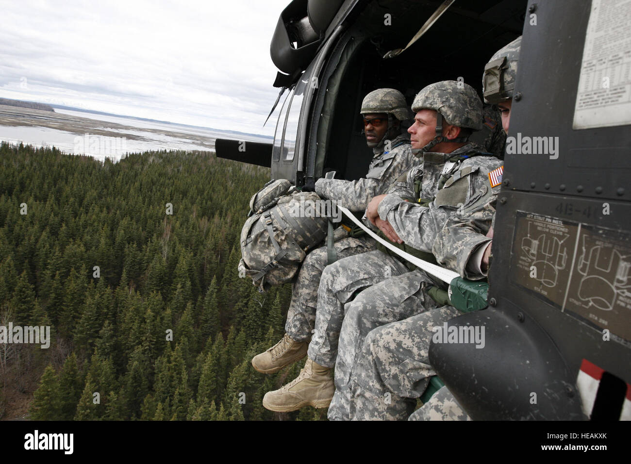 Soldiers from Headquarters and Headquarters Company, 1st Battalion ...