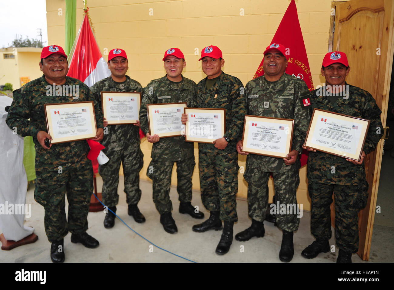 Peruvian soldiers who contributed to the building of an emergency room ...