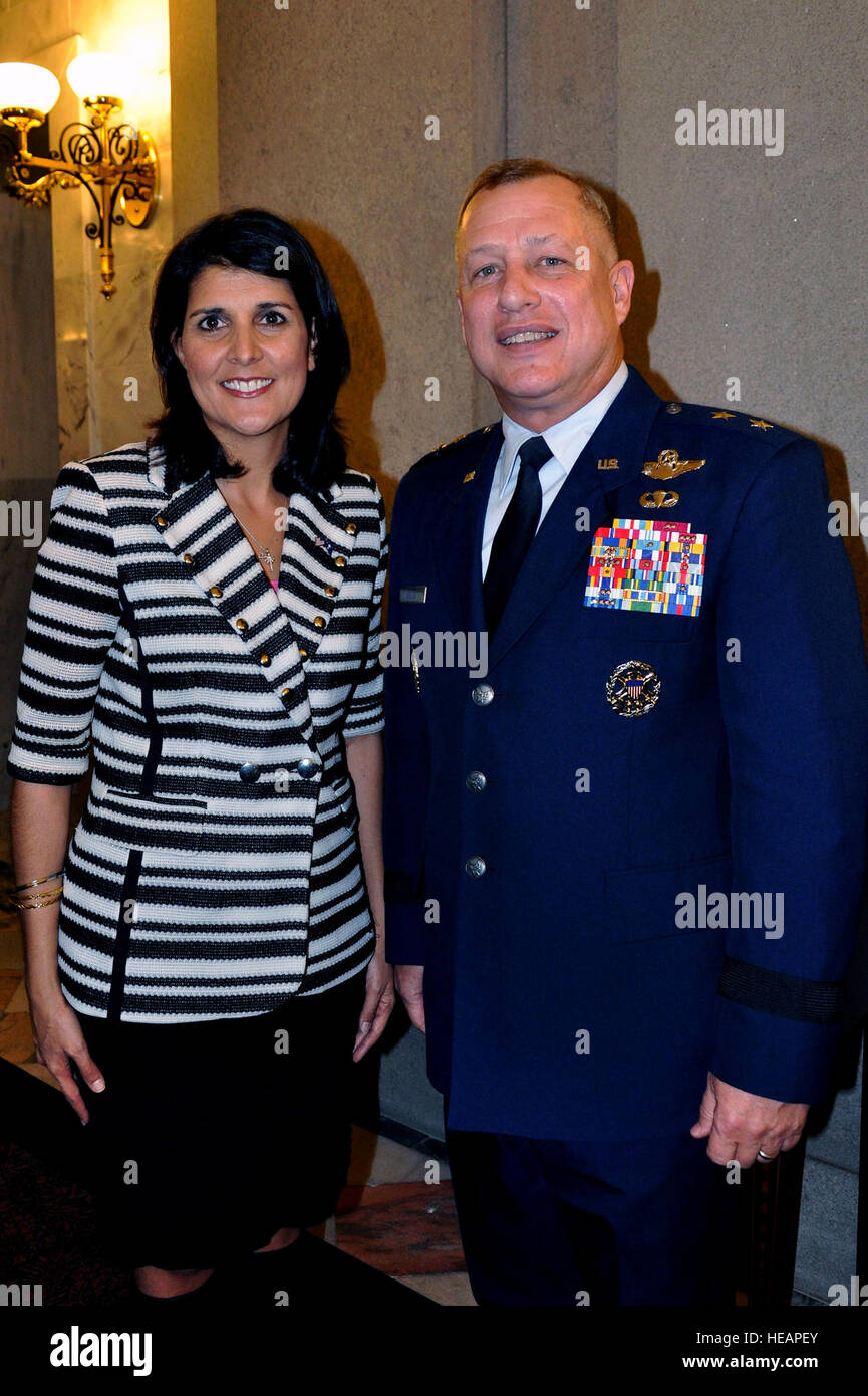 U.S. Air Force Maj. Gen. Lawrence Wells, 9th Air Force commander, (left ...