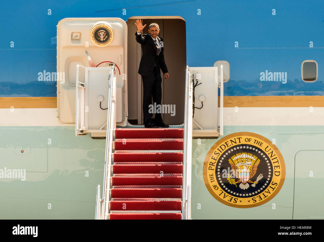 President Barack Obama waves ‘goodbye’ from the door of ‘Air Force One ...