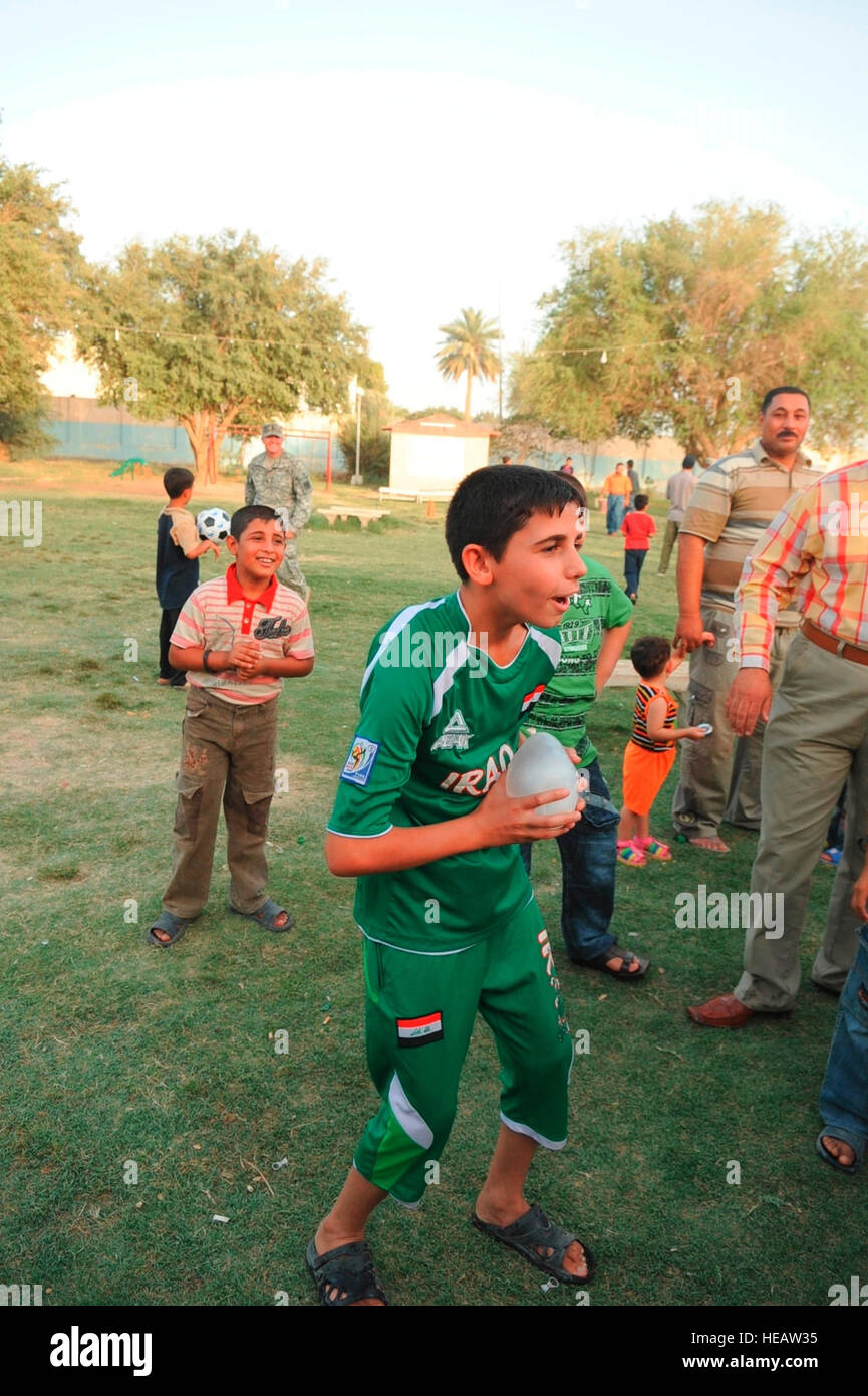 Water balloon toss hi-res stock photography and images - Alamy