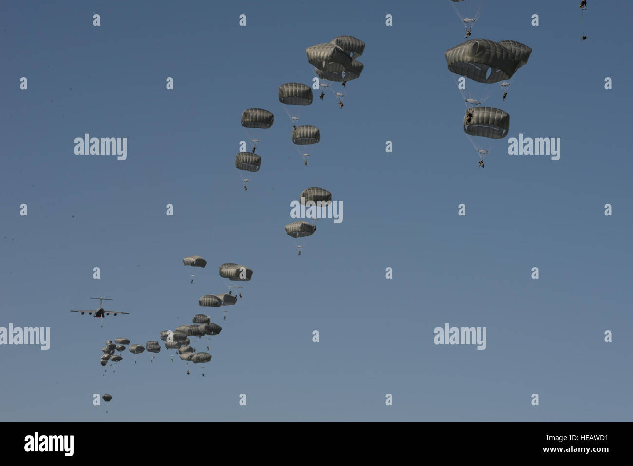 More than 400 U.S. Army 4th Battalion, 25th Infantry Airborne jump from ...