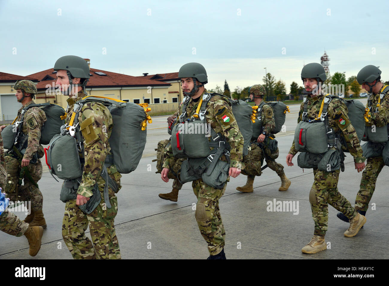 Hundreds of paratroopers from the Hungarian army’s 2nd Special Forces ...