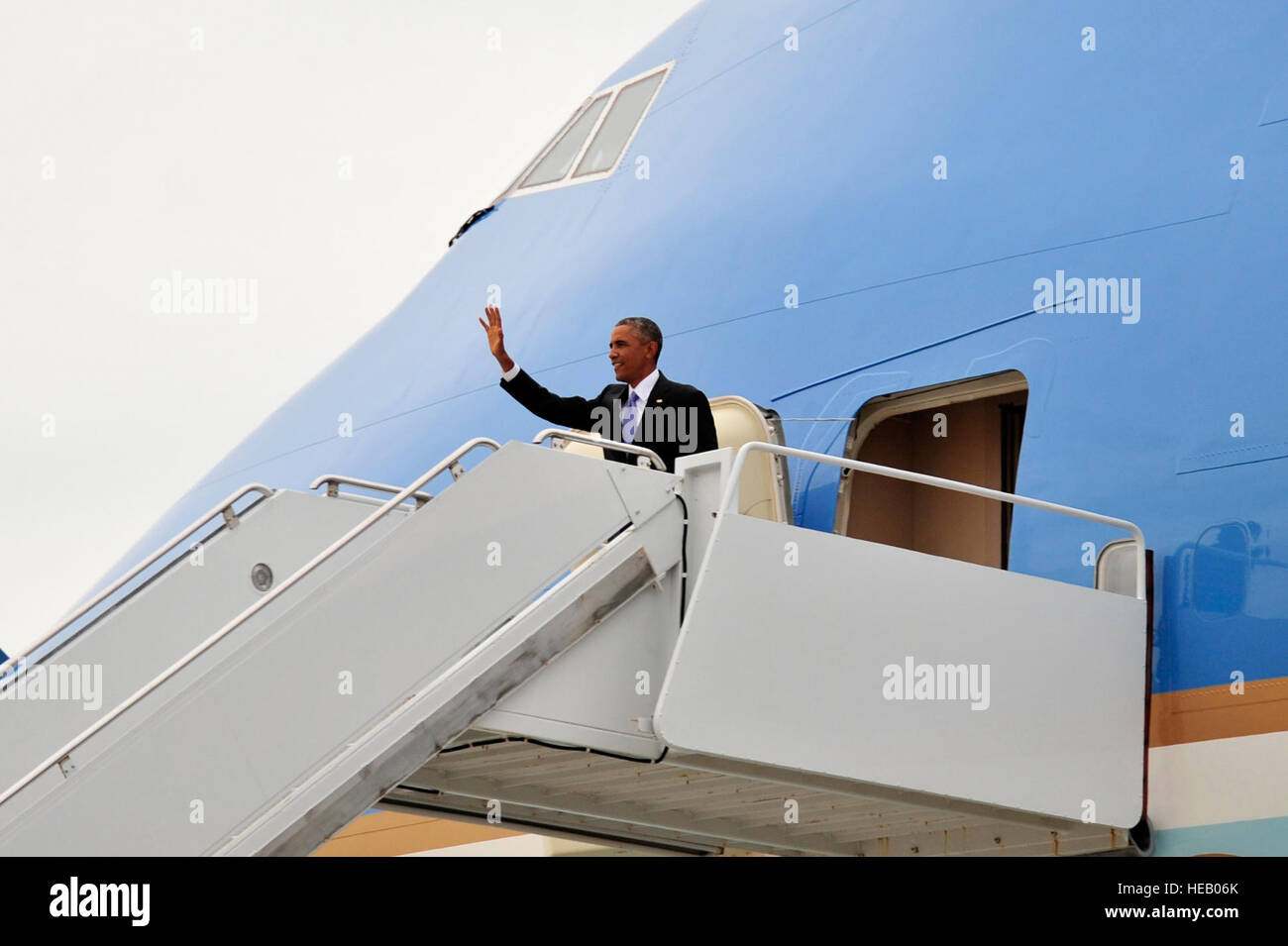 President Barack Obama steps off of Air Force One as he arrives at ...