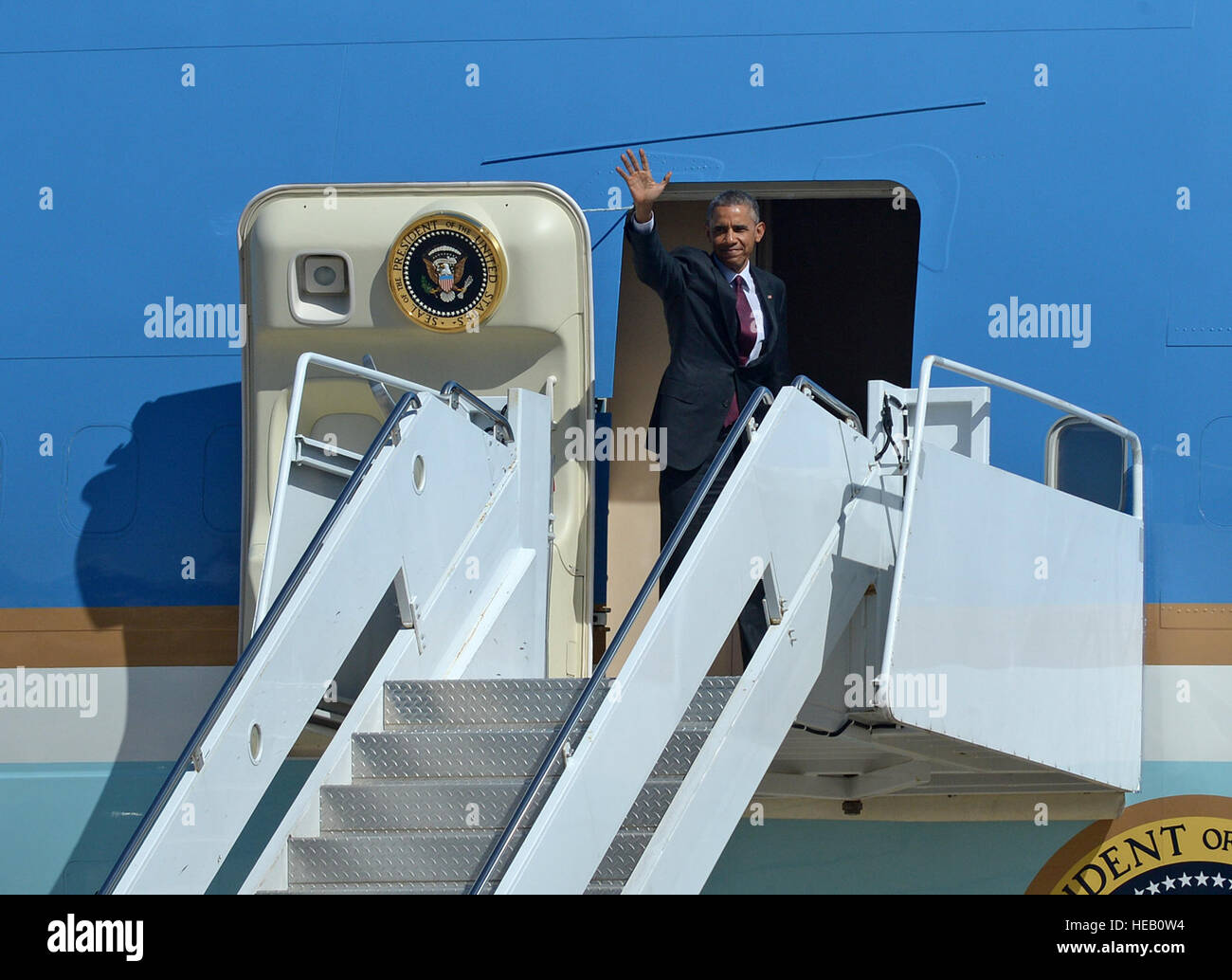 President Barack Obama stops to wave goodbye before boarding Air Force ...