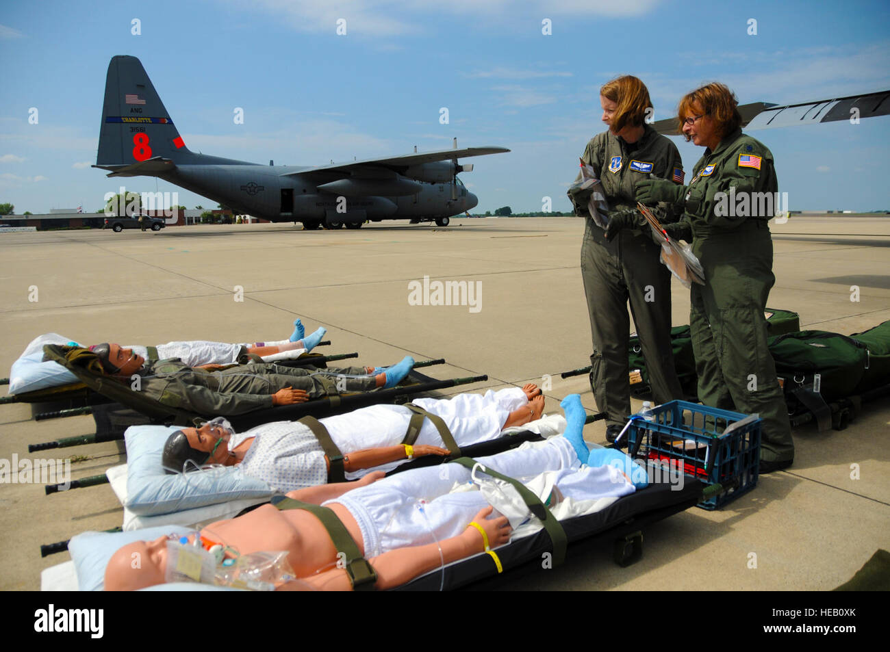 Hercules aircraft military loading hi-res stock photography and images ...