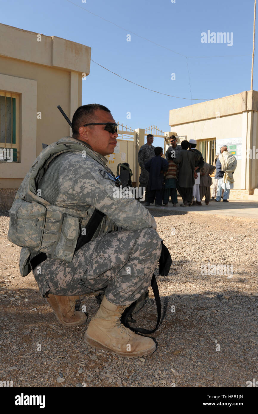 Though the Chin Afghani Clinic in the Pusht Rod District of Farah ...