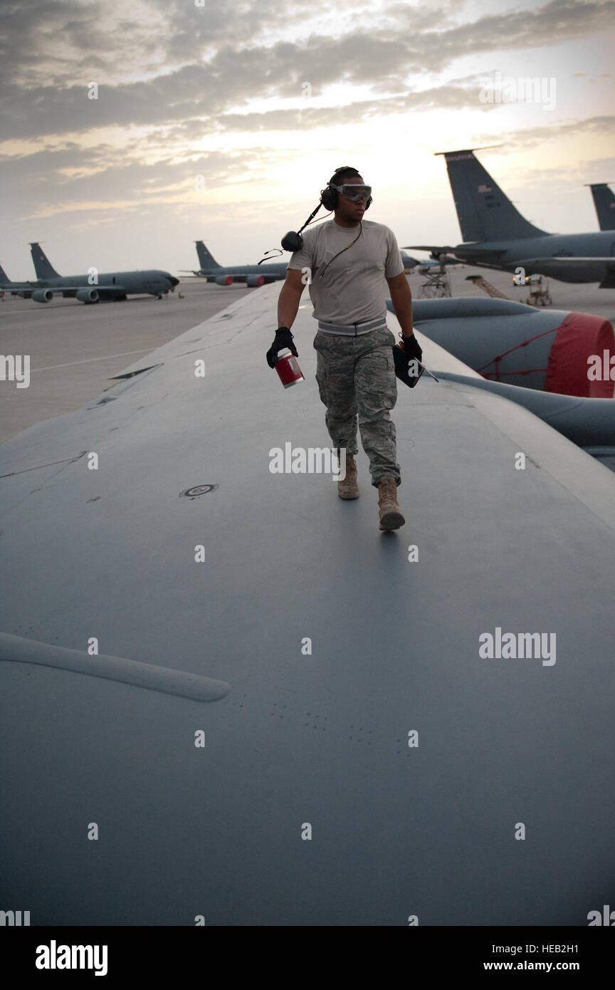 Aircraft hydraulic servicing unit hi-res stock photography and images ...