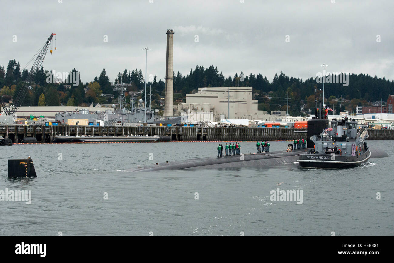 The Los Angeles-class fast-attack submarine USS Albuquerque (SSN 706 ...