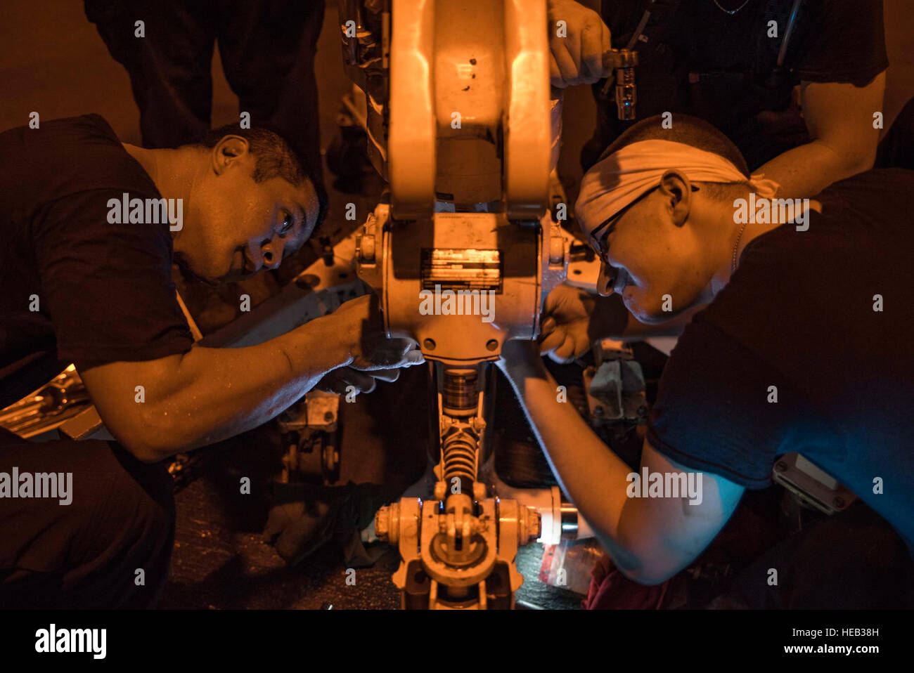 Nose landing strut assembly hi-res stock photography and images - Alamy