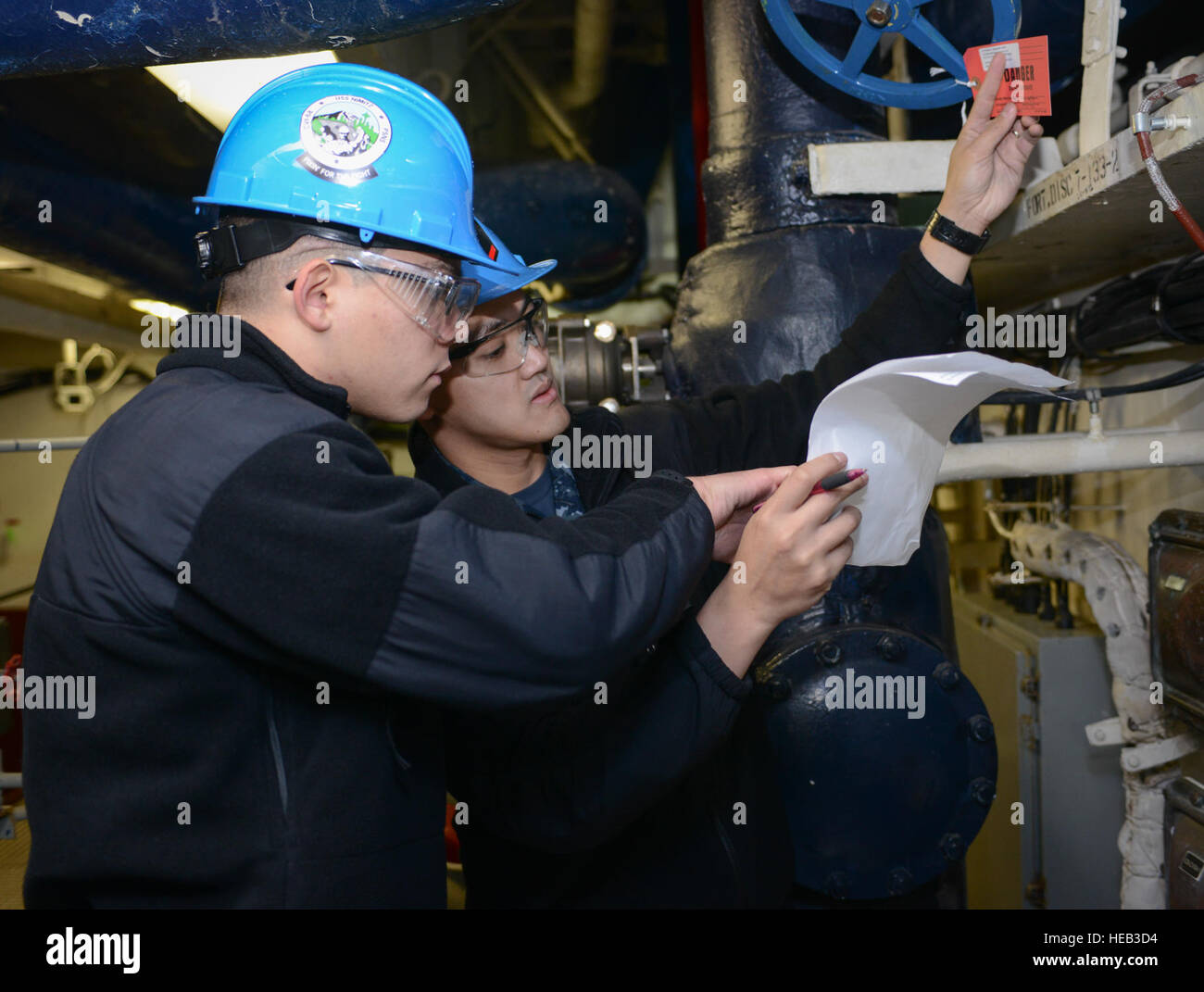 151217-N-OE096-022 NAVAL BASE KITSAP-BREMERTON, Wash. (Dec. 17, 2015 ...