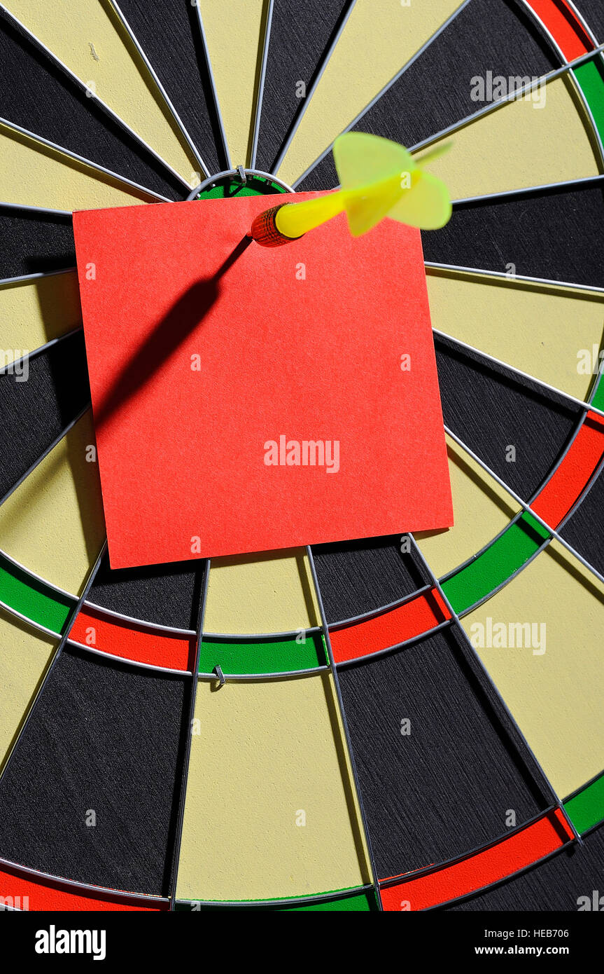 Red arrow hit to center of dartboard hi-res stock photography and ...