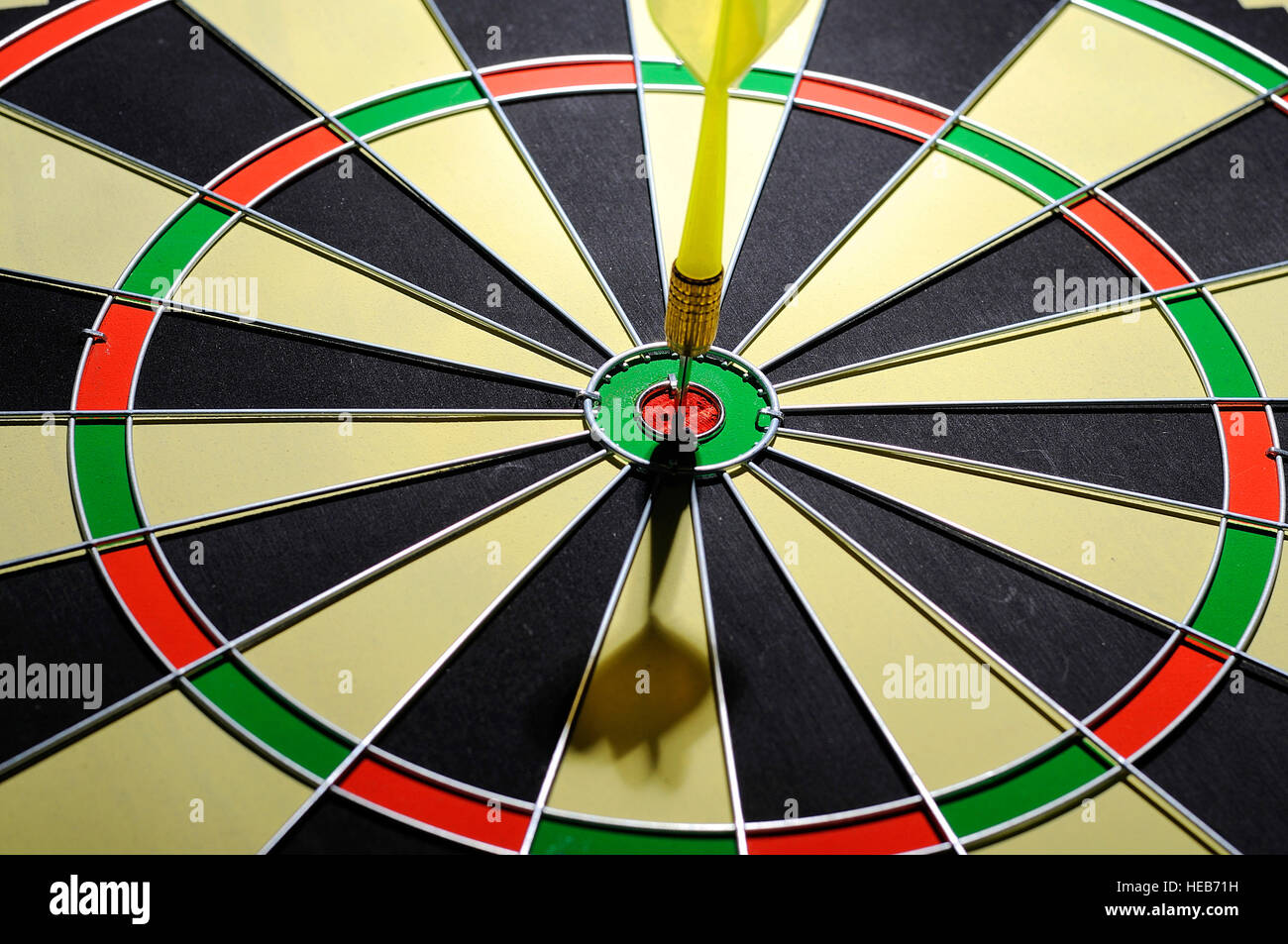 Center arrow hi-res stock photography and images - Alamy