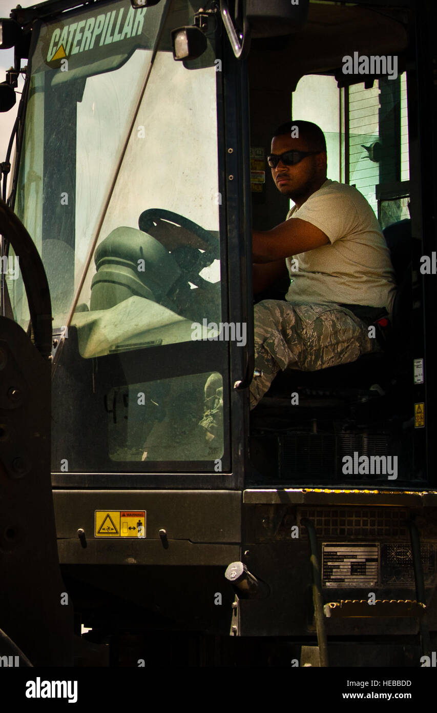 Senior Airmen from the 455th Expeditionary Aerial Port Squadron load ...