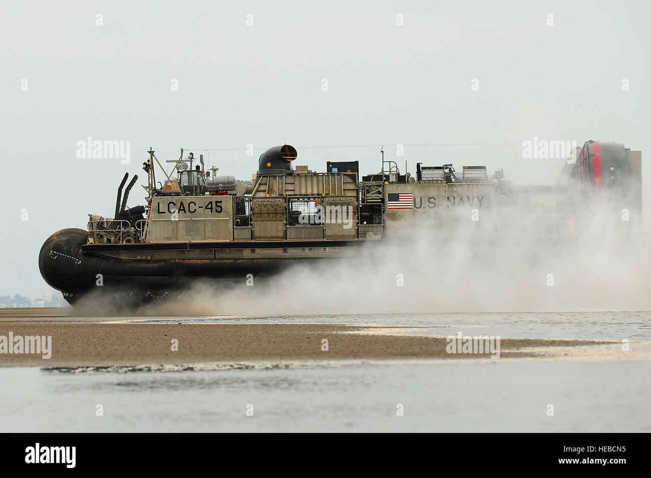A Landing Craft Air Cushion (LCAC) from Assault Craft Unit Five (ACU 5 ...