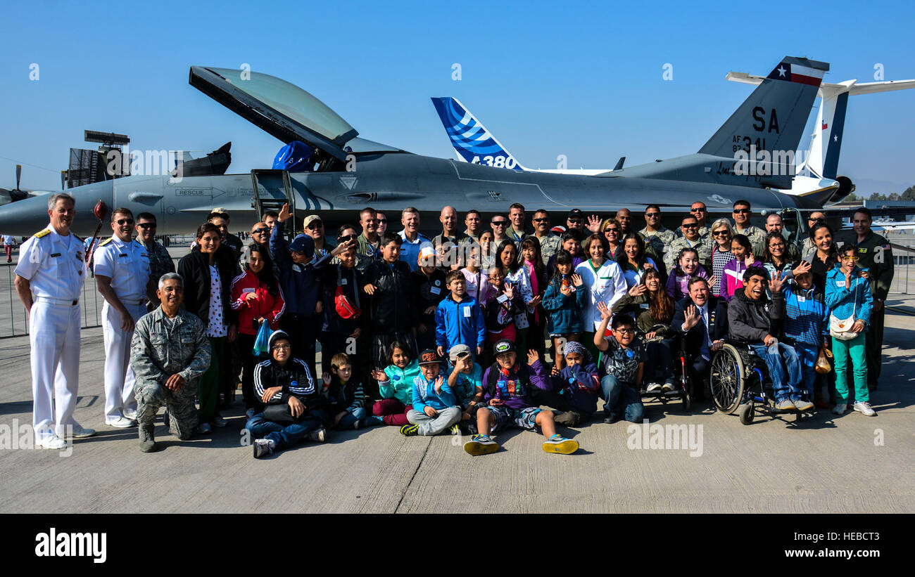 U s air force personnel pose hi-res stock photography and images - Alamy