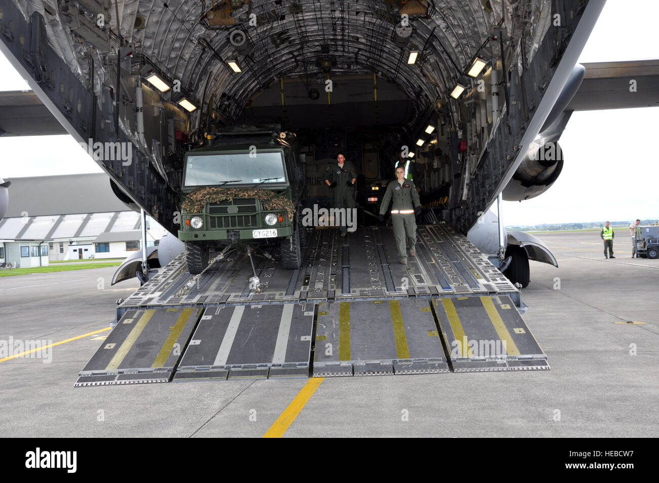 Royal New Zealand and United States Air Force personnel work together ...