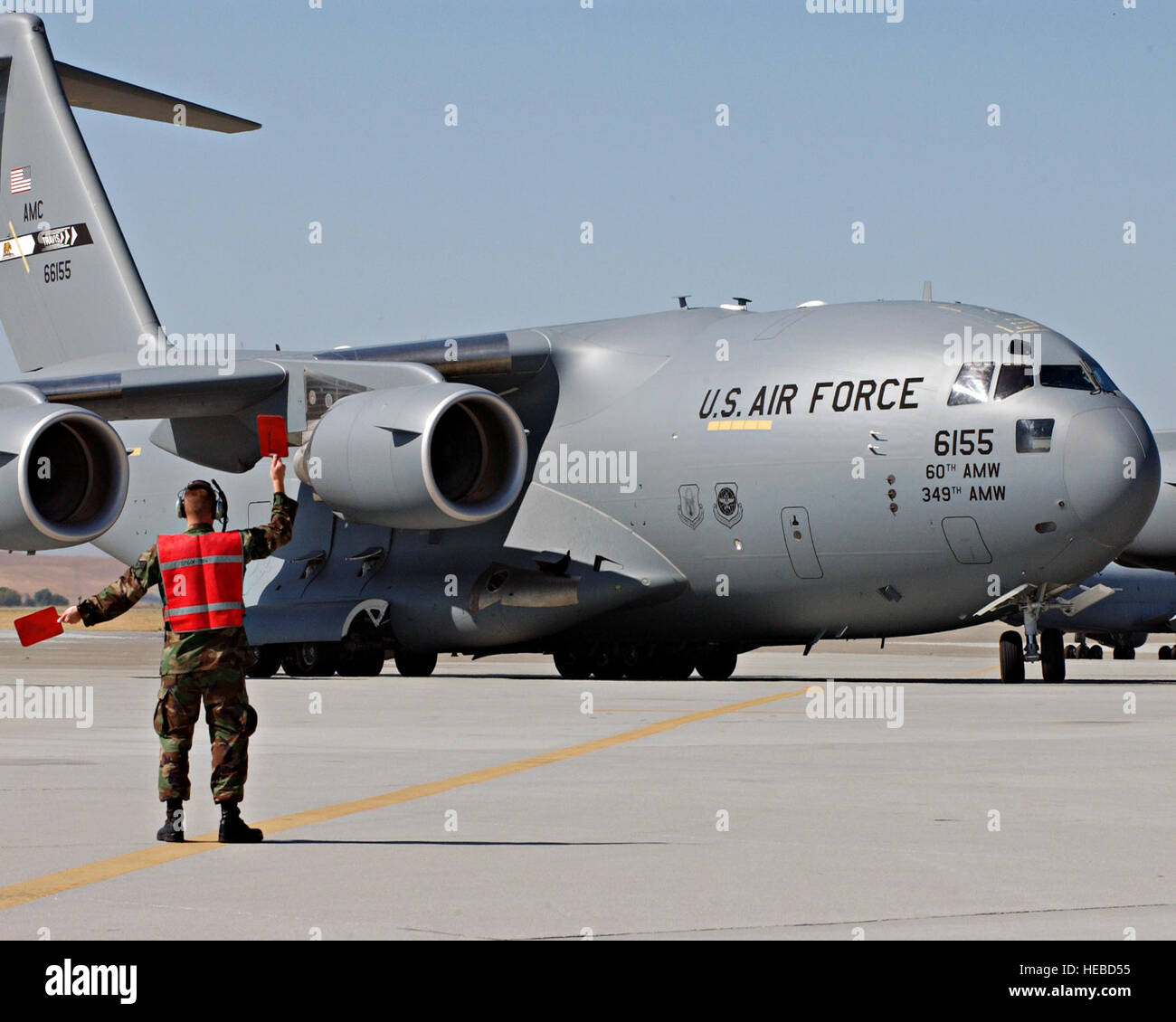 C-17 piloted by Brigadier Gen. Buddy Reed taxis in as crewchief Staff ...