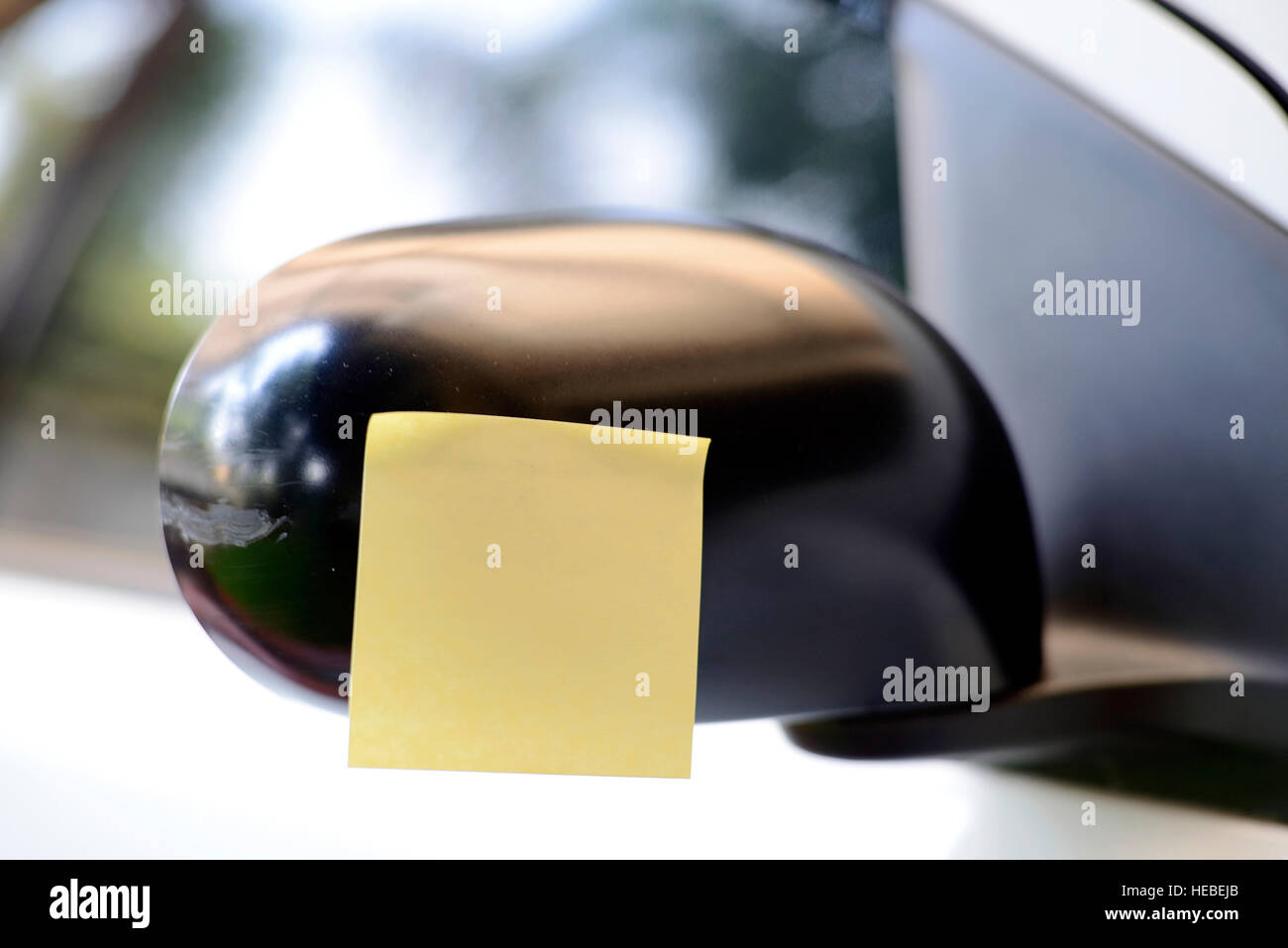 Blank yellow note on the car. You can put your message on the paper ...