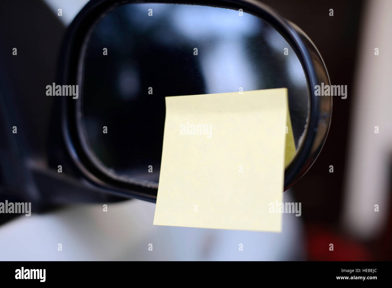 Blank yellow note on the car. You can put your message on the paper ...