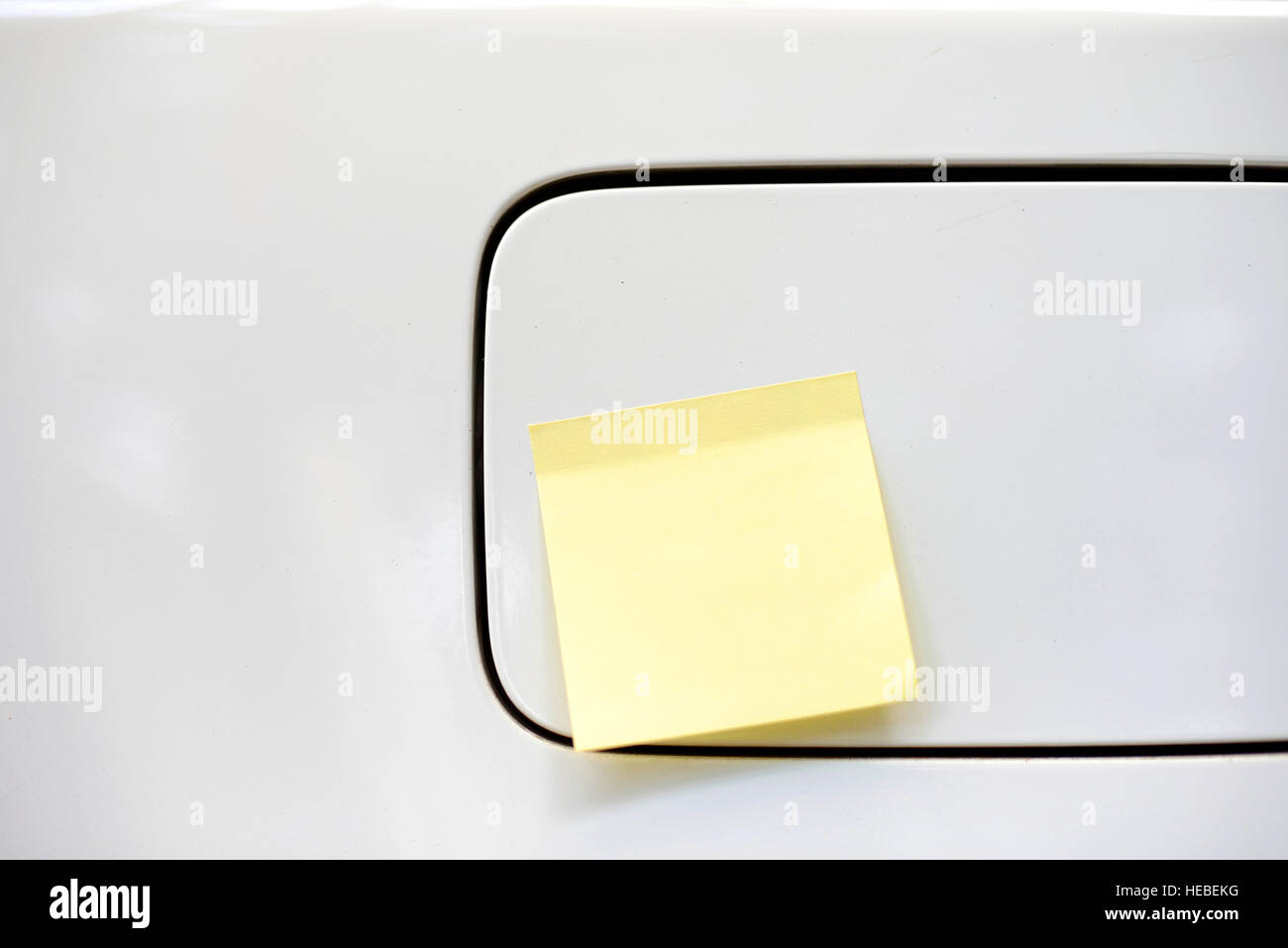 Blank yellow note on the car. You can put your message on the paper ...