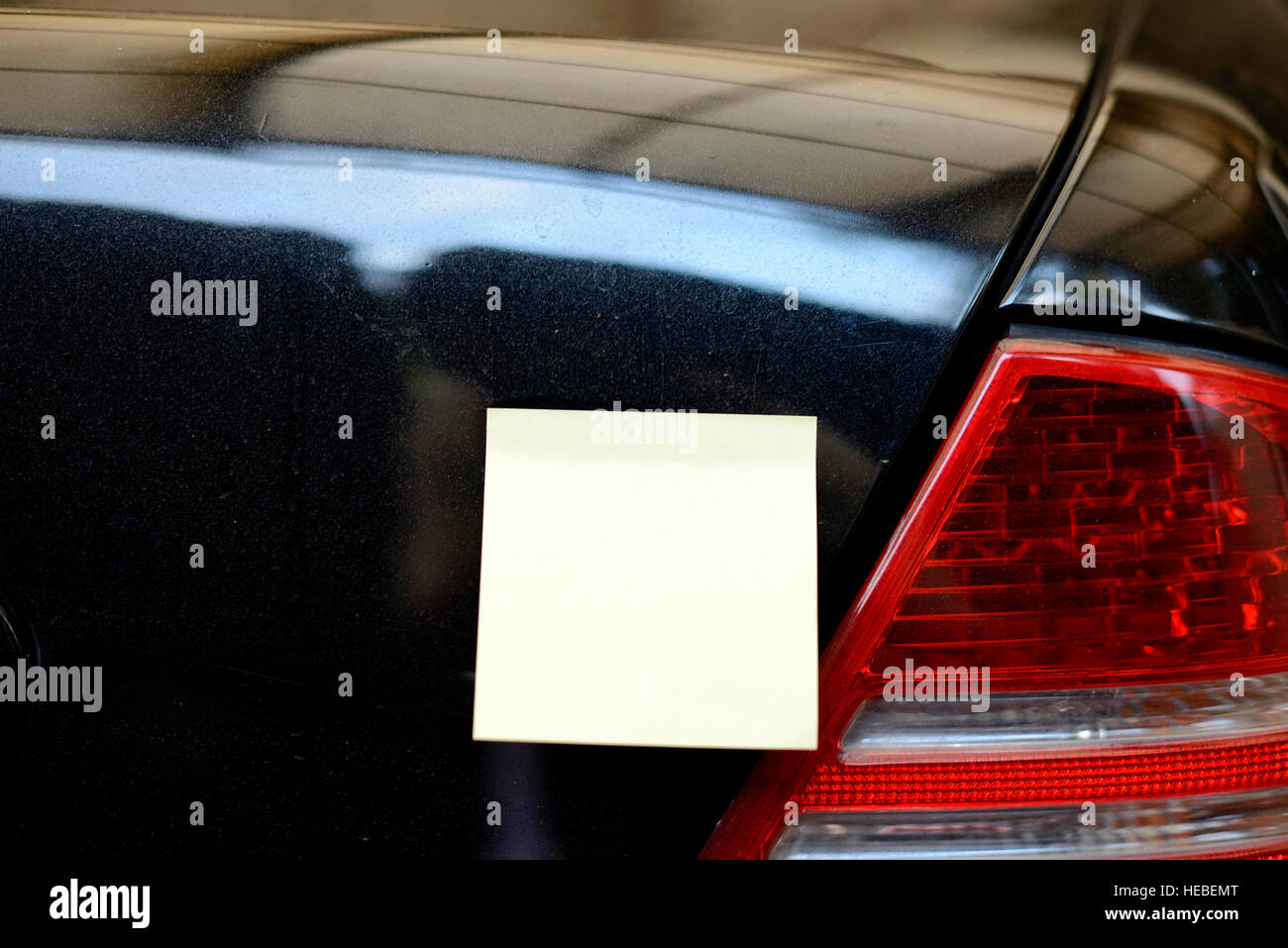 Blank yellow note on the car. You can put your message on the paper ...