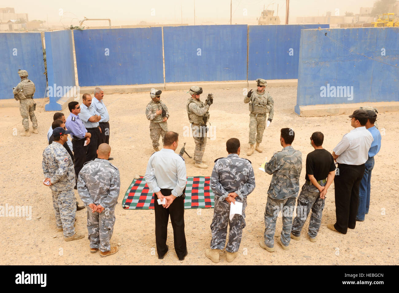 U.S. Soldiers from the 25th Special Troops Battalion Security ...