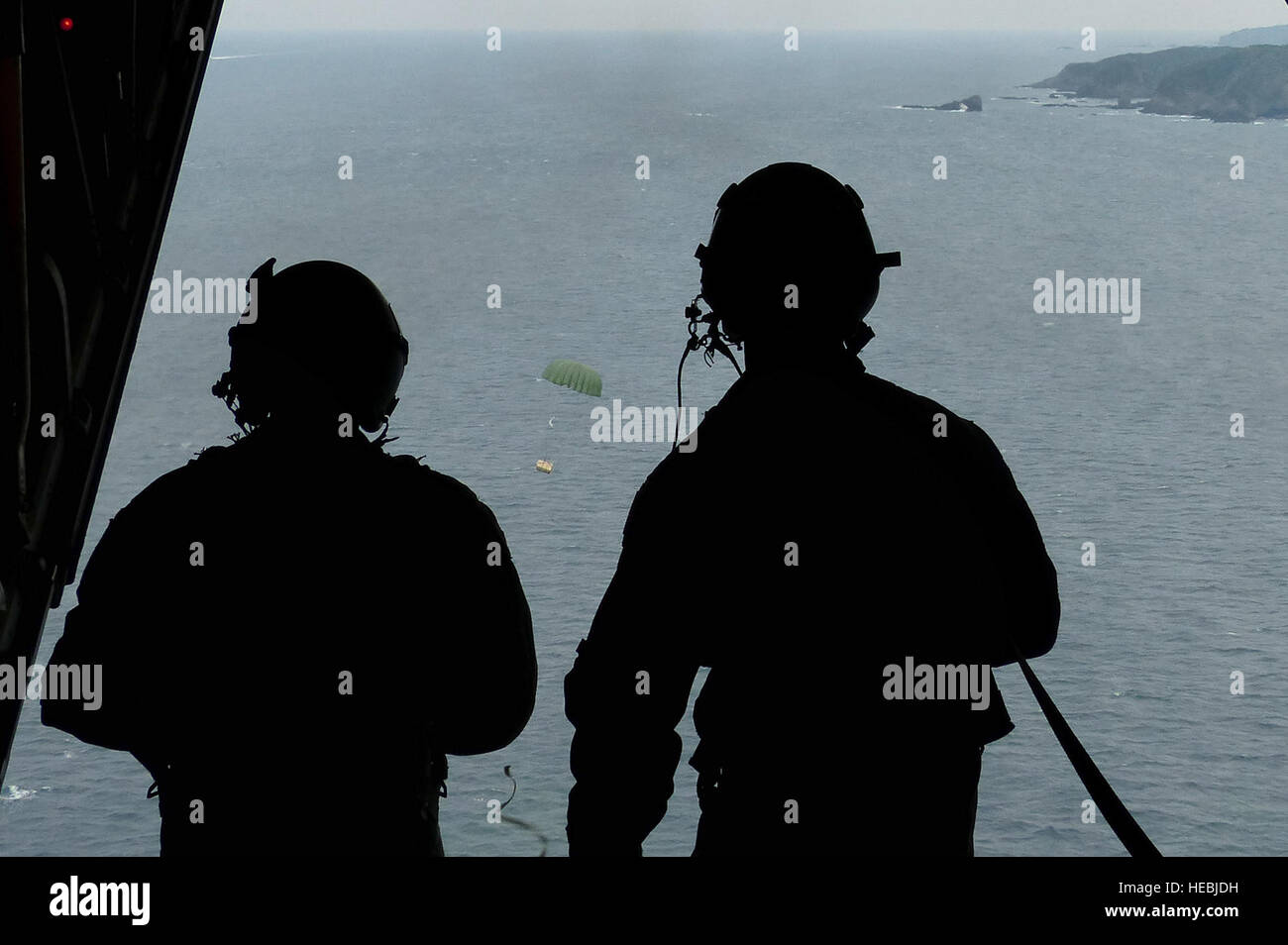 Airman 1st Class Dillon Howell, left, and Staff Sgt. Napoleon Ortiz ...