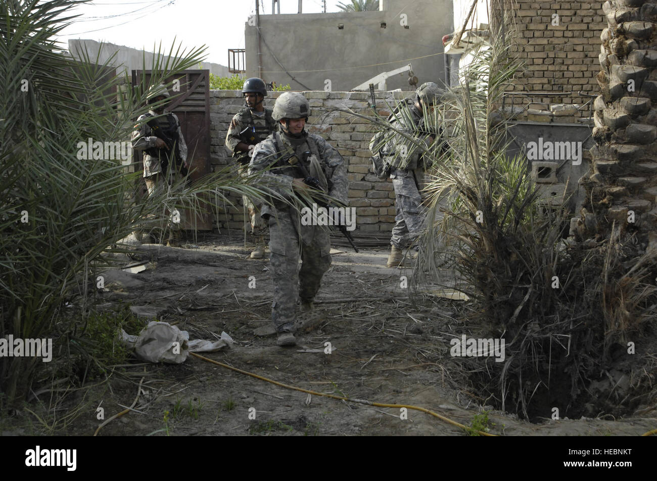 U.S. Army Soldiers with 2nd Platoon, Baker Company, 2nd Battalion, 12th ...