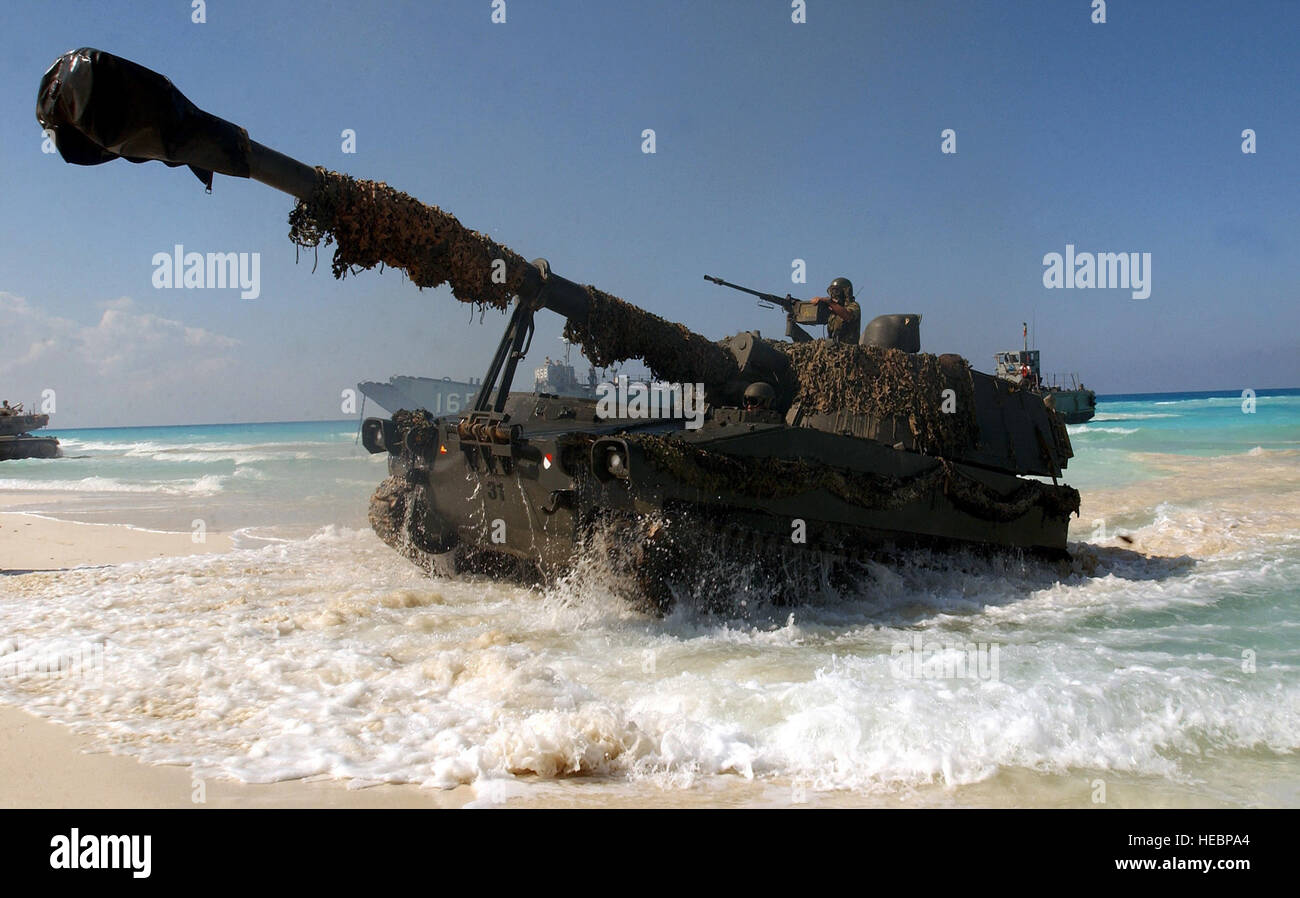 A Spanish Army M109A5 155mm Self-propelled Howitzer lands at El Omayed ...