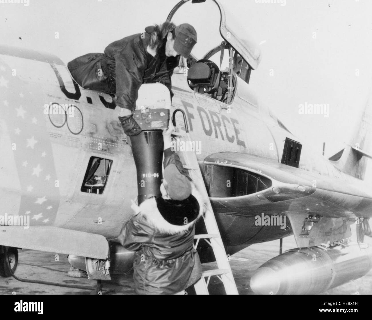 Groundcrewmen installing cameras into an Republic RF-84K Thunderflash ...