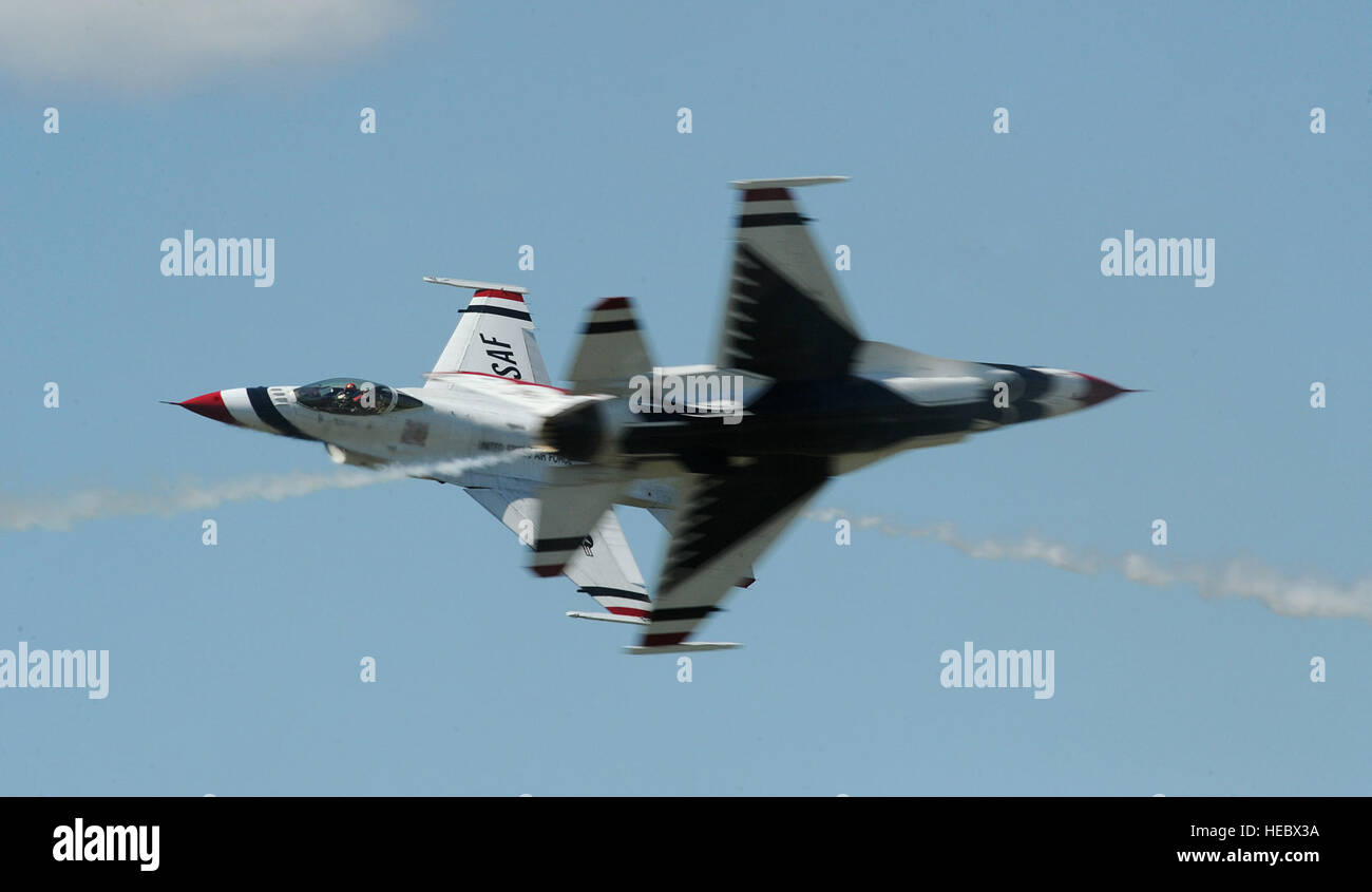 Opposing knife edge pass hi-res stock photography and images - Alamy
