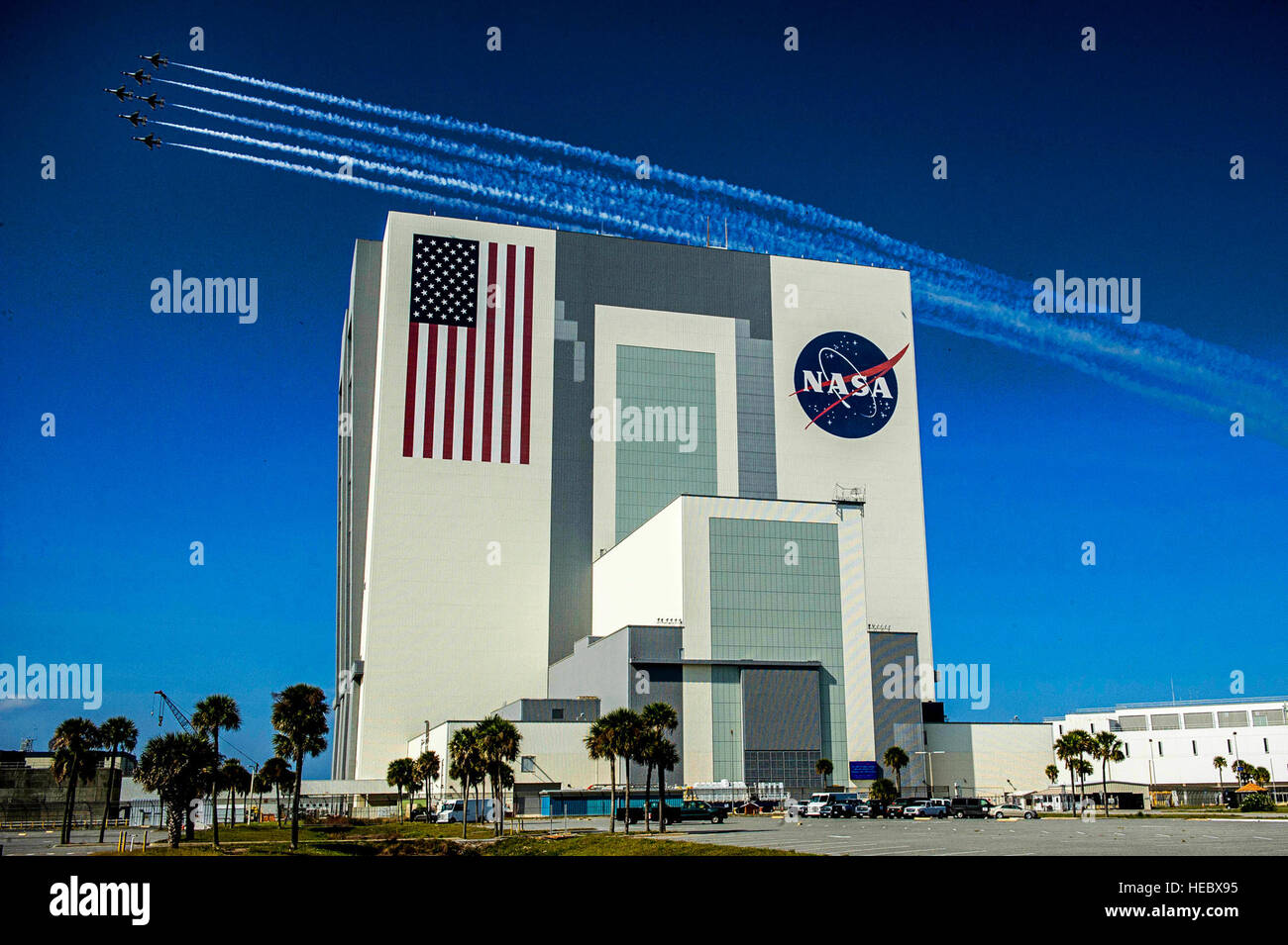 The Thunderbirds Delta Formation flies over the NASA Vehicle Assembly ...