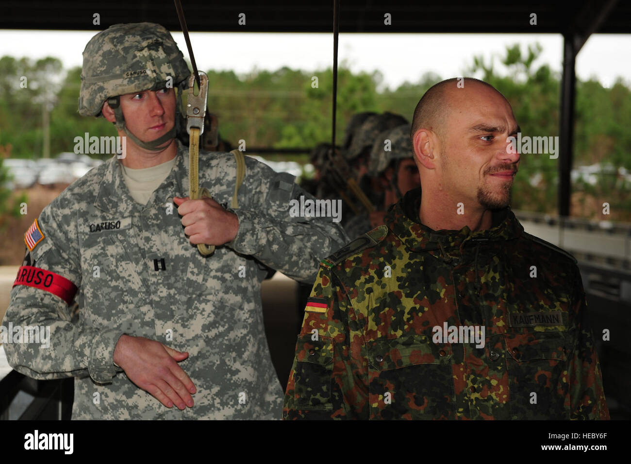 Us army soldier instructs soldier hi-res stock photography and images ...