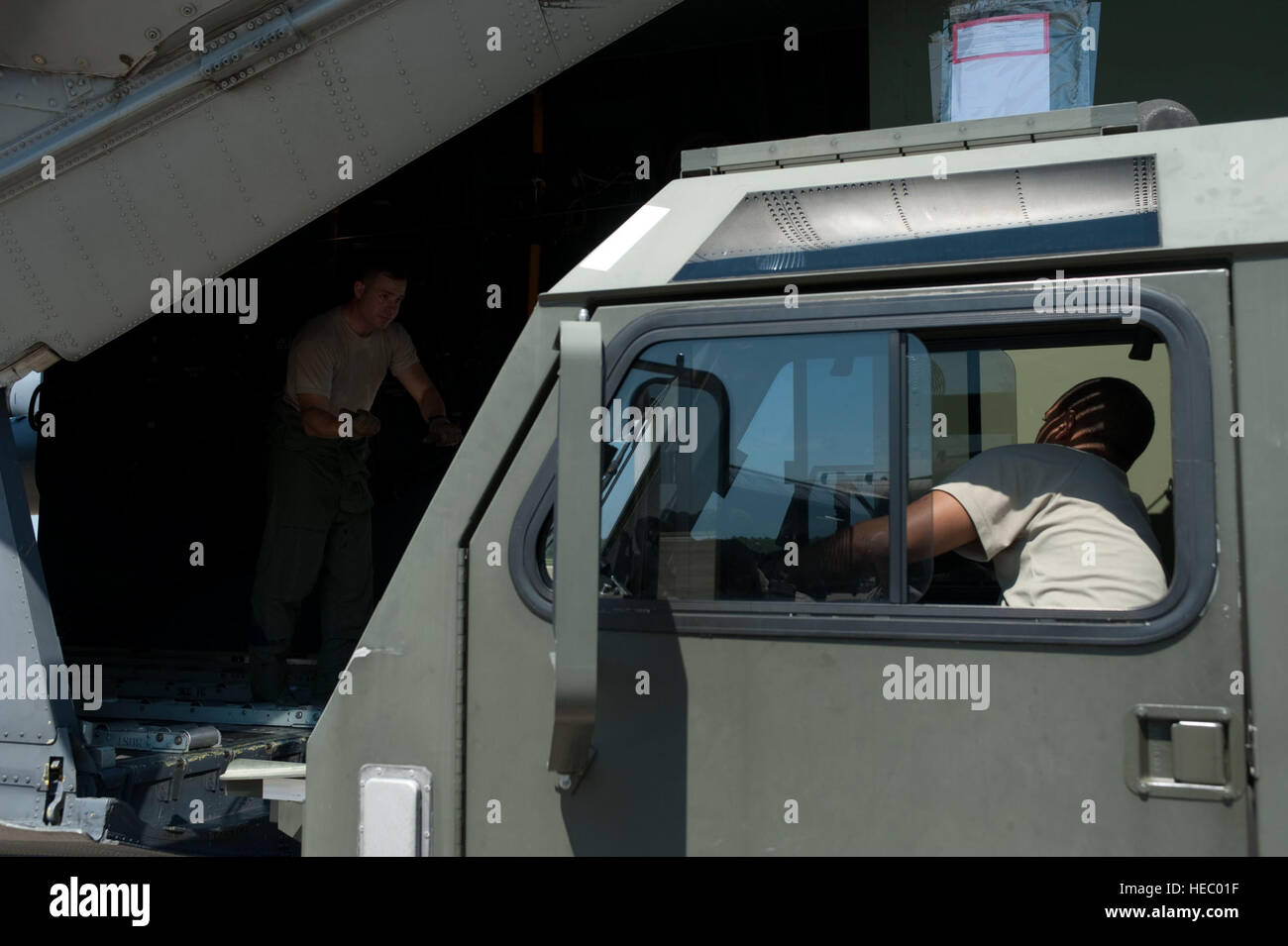 Air transportation personnel load hi-res stock photography and images ...