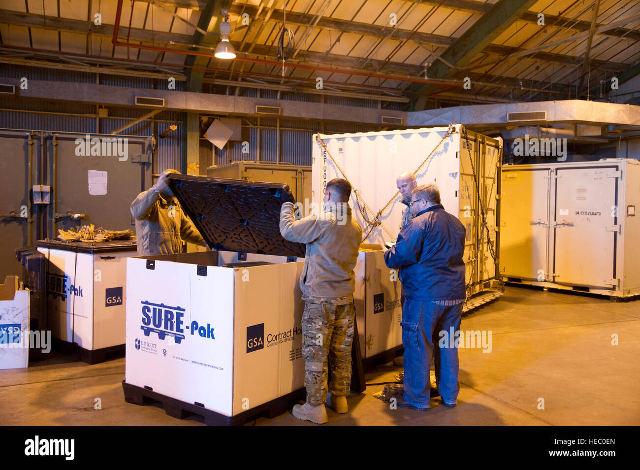 Us navy personnel unload hi-res stock photography and images - Alamy
