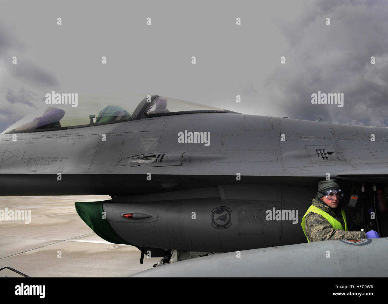 Drains hydraulic fluid from an f 16 fighting falcon aircraft at hi-res ...