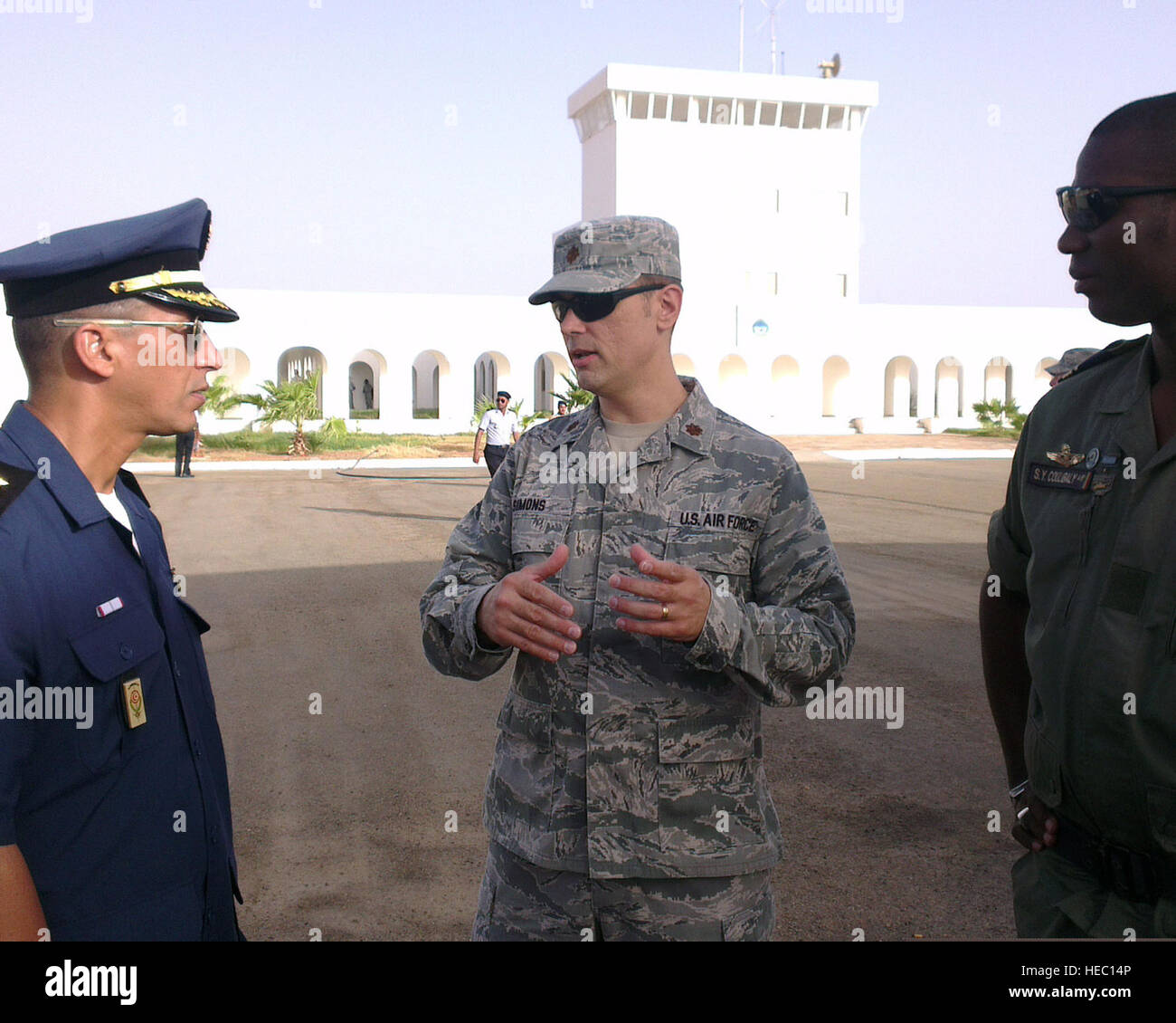 U.S. Air Force Maj. Michael Simons, center, the lead planner of African ...