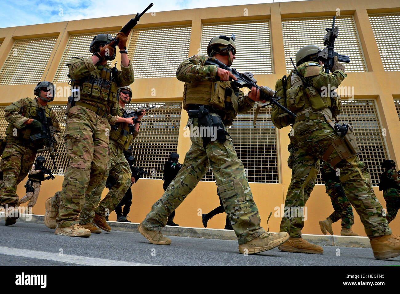 U.S. Army and Jordanian army special forces units move together as they ...