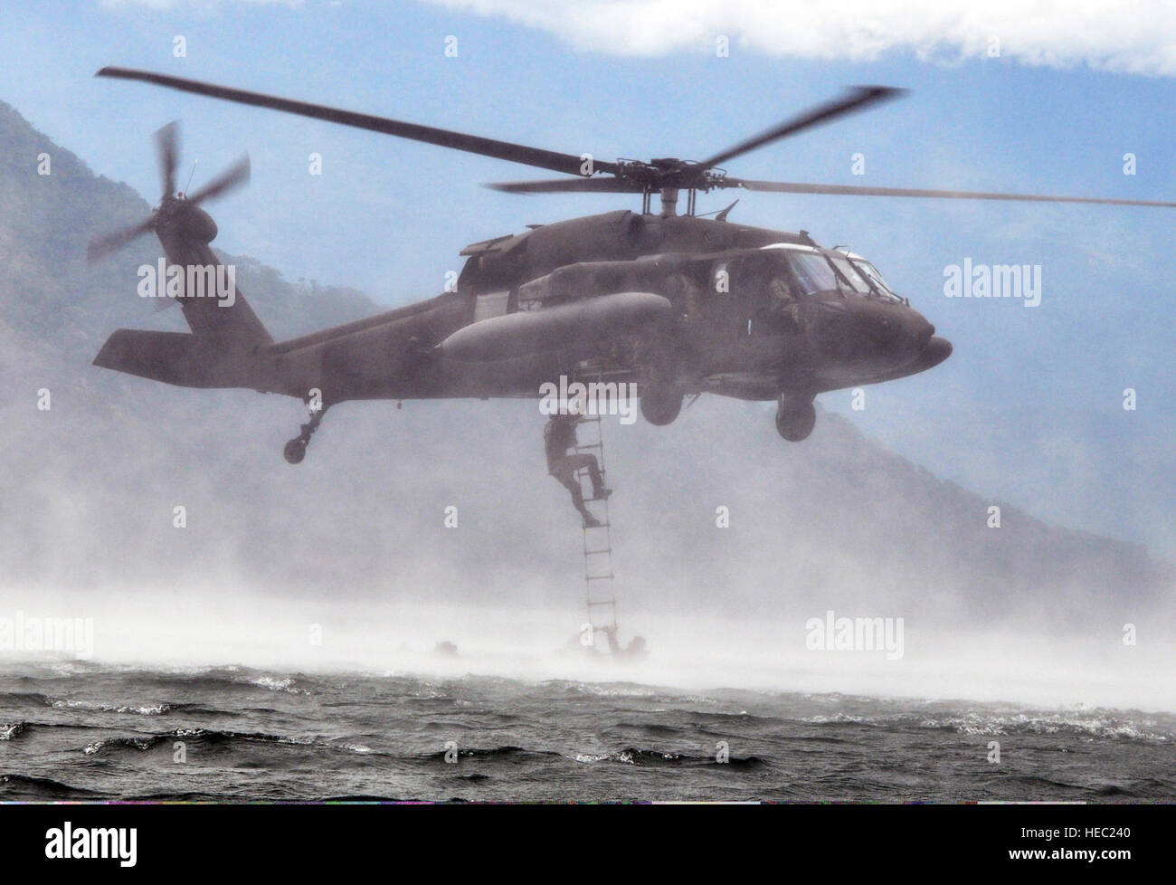 Us army helicopter attached hi-res stock photography and images - Alamy