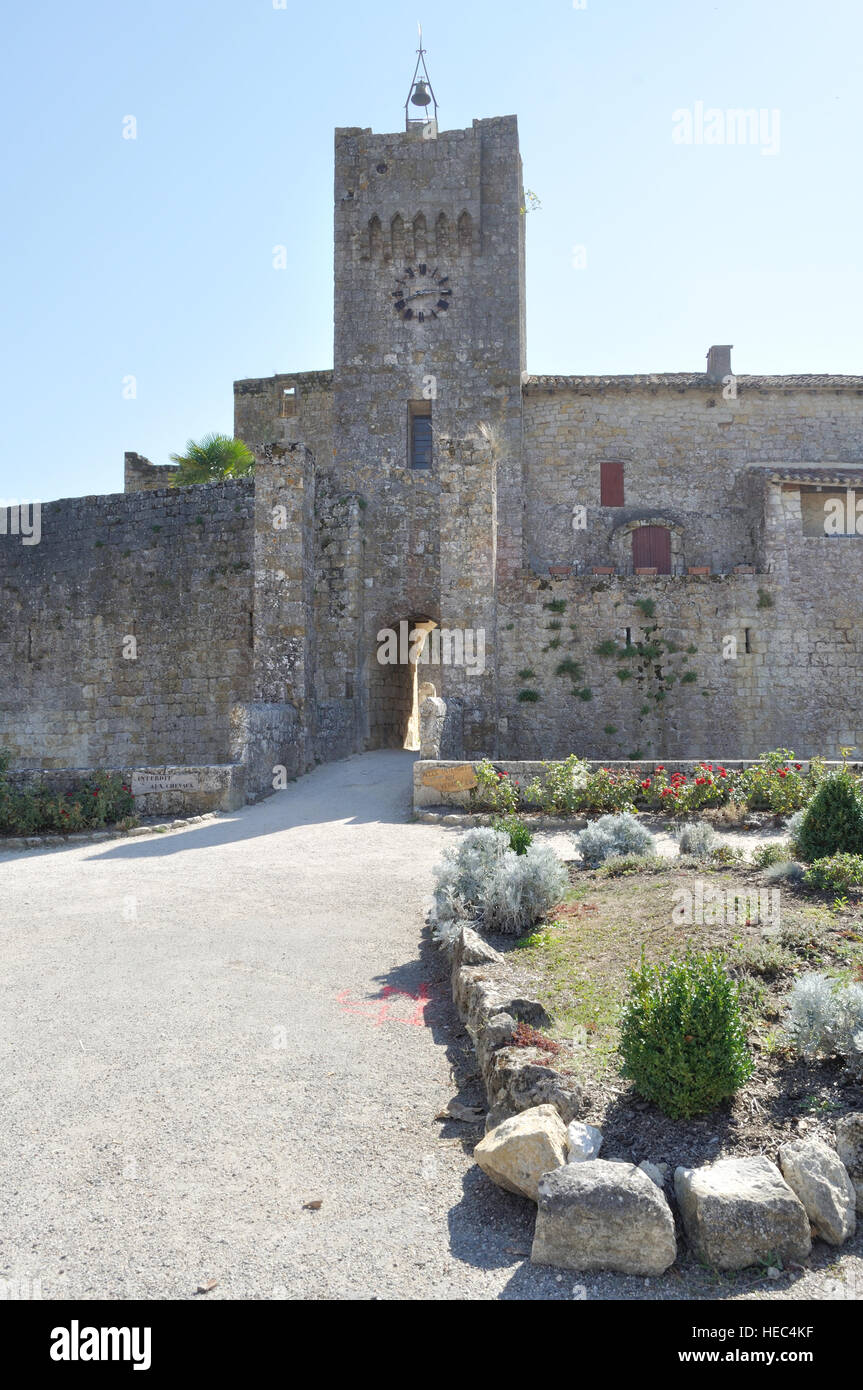 Entrance to the walled village of Larressingle, France Stock Photo - Alamy